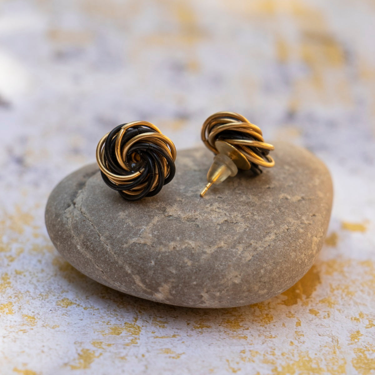עגילי חוט כסף מקורזלים – BERNSTEIN Jewelry
